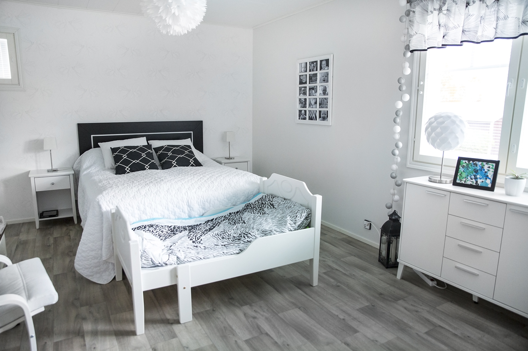 Vitt sovrum med gråa och svarta detaljer | Golv1