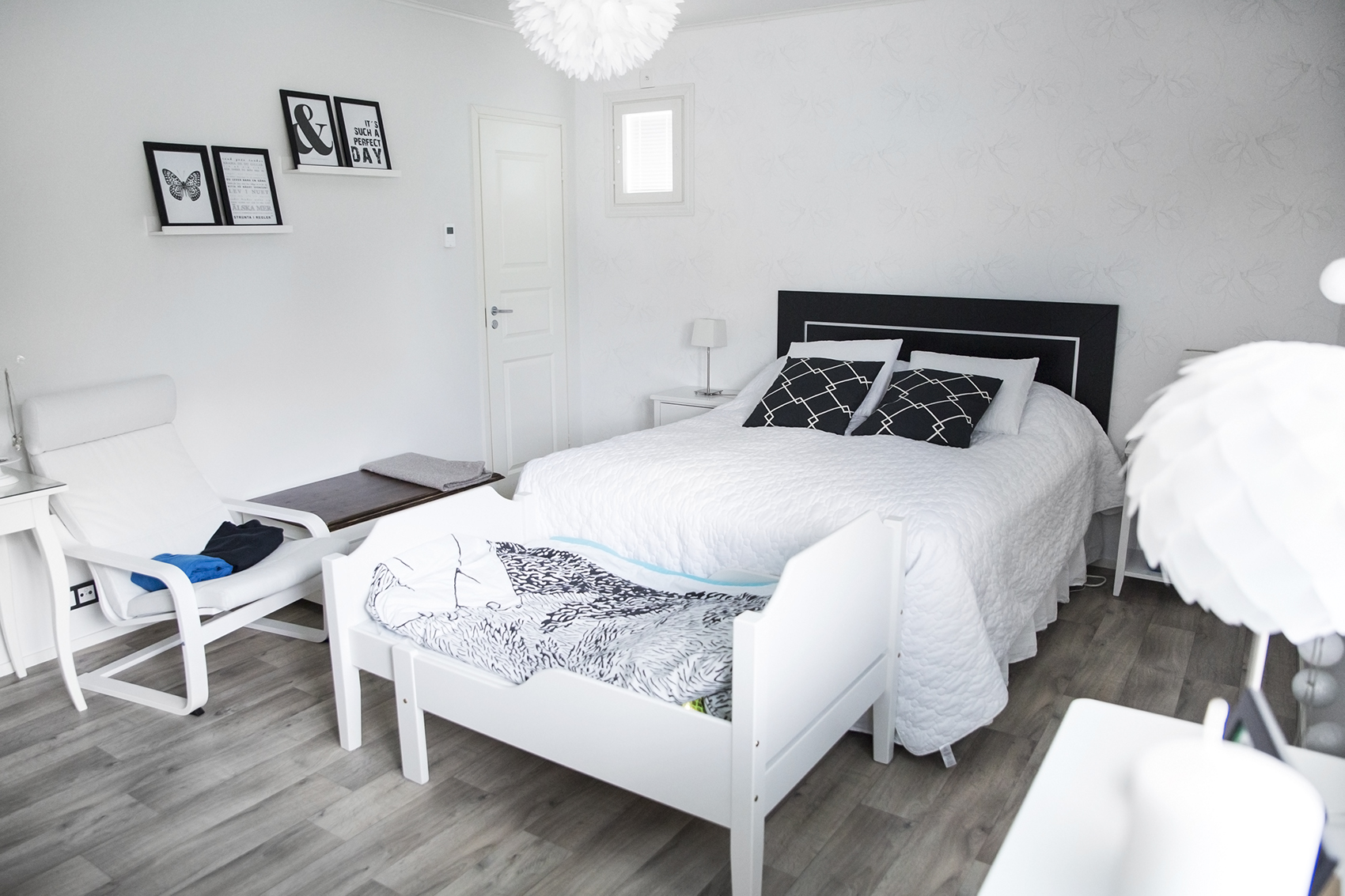 Vitt sovrum med gråa och svarta detaljer | Golv1